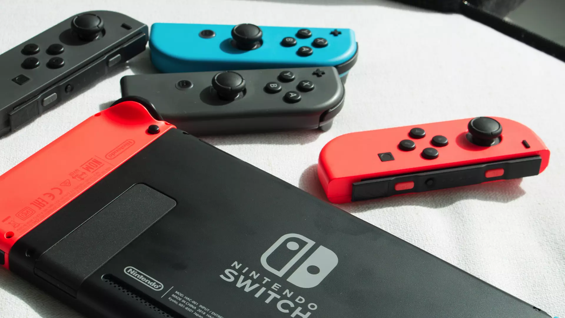 Två uppsättningar Joy-Cons med en Nintendo Switch-konsol.