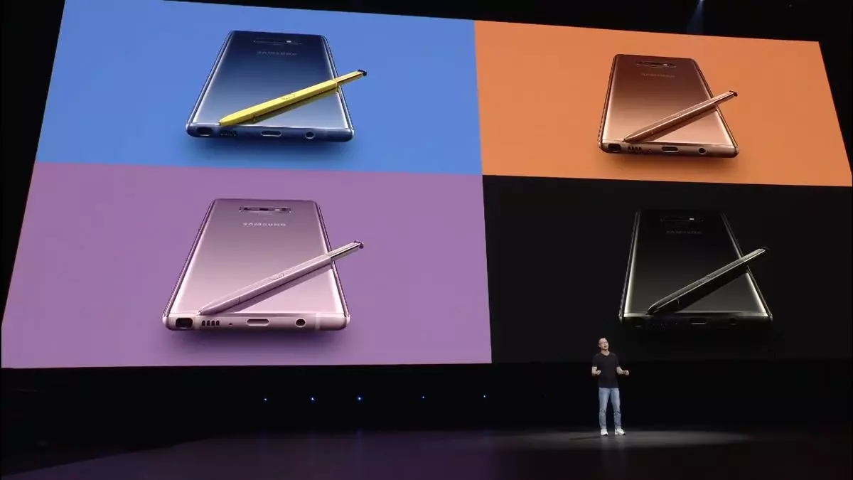 Samsung-ийн Galaxy Note 9 нь олон тонн хадгалах багтаамжтай, алсын удирдлагатай үзэг, асар их үнийн шошготой. 9910_1