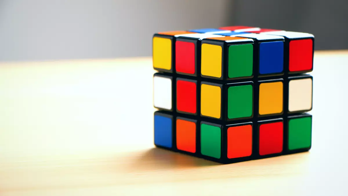 1974 දී හංගේරියානු ගෘහ නිර්මාණ ශිල්පියෙකු වන Erno Rubik විසින් සොයා ගන්නා ලද Rubik's cube, ලී පසුබිම මත රුබික් කැටය.