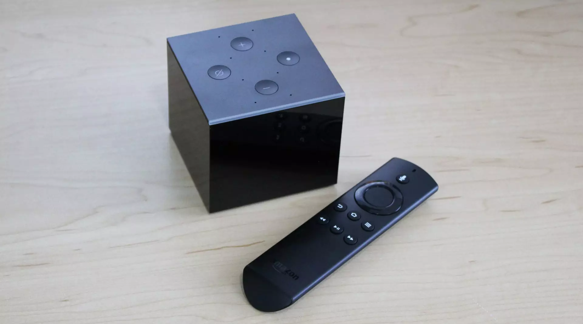 Amazon Fire TV Cube Bewäertung: Den Universal Remote Dir waart op