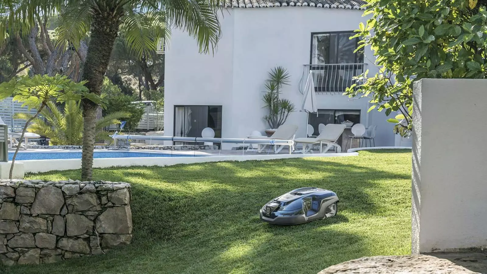 I-Robotic Lawnmower Engcono Kakhulu Yawo Wonke Amagceke